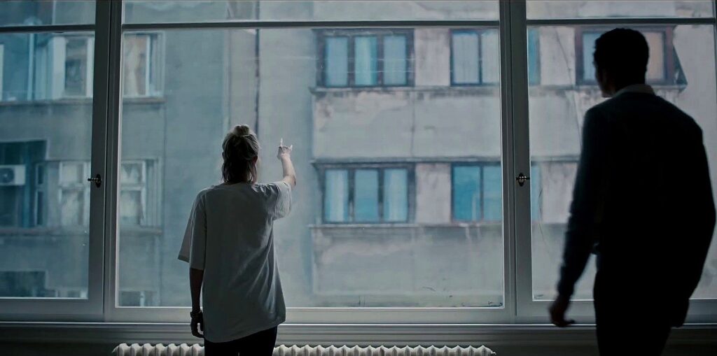 watcher-movie-stills-2022_GZFoTVx - Taylor Holmes inc.